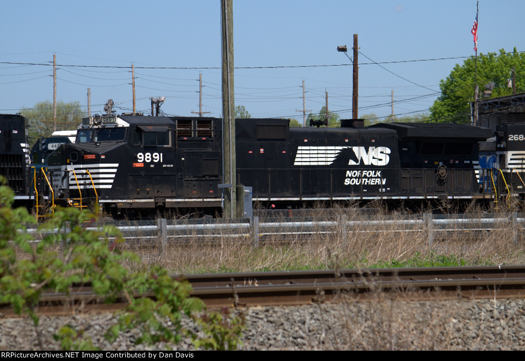 NS C40-9W 9891 trails behind the 1084